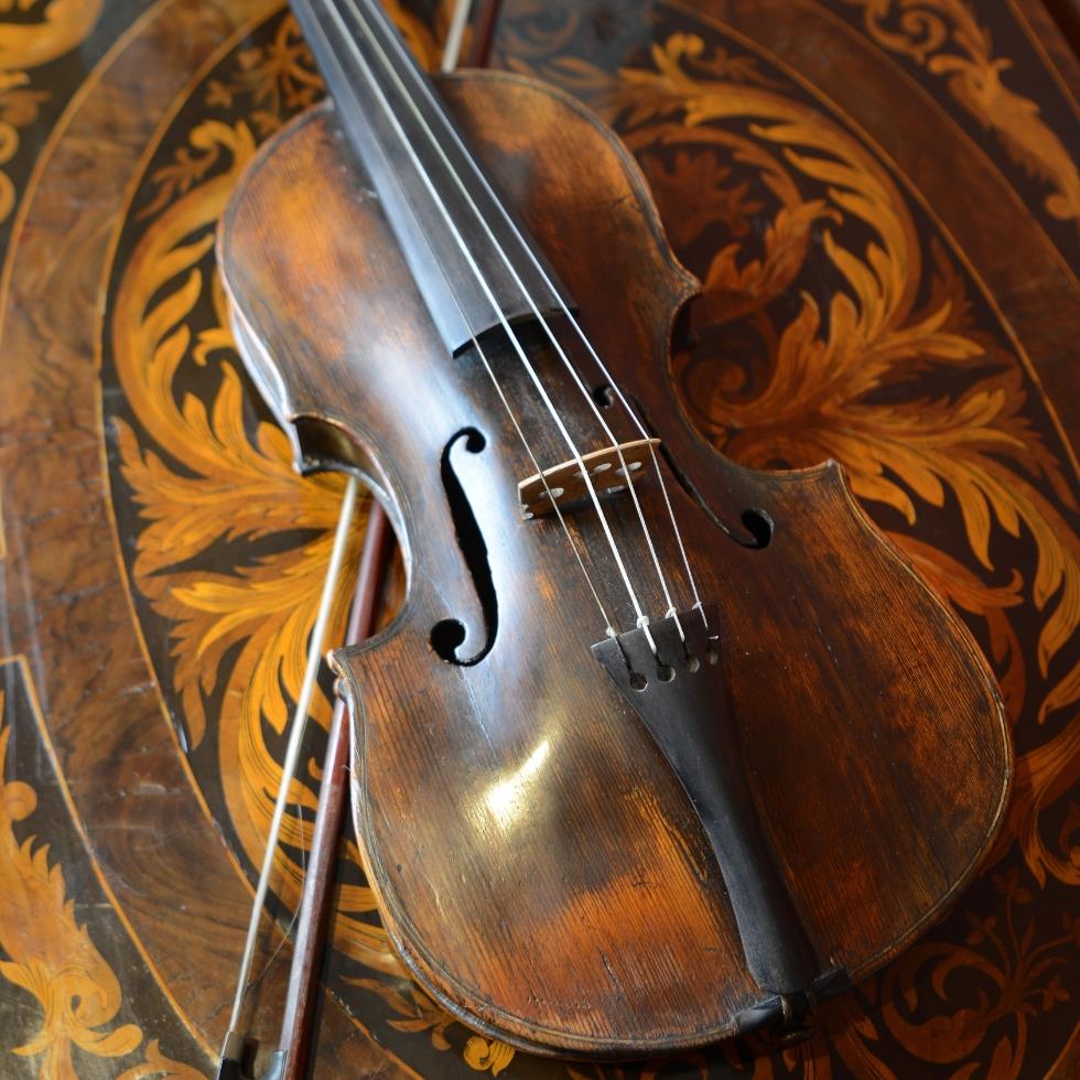 Musical Instruments Auction | 18/10/2024 | Bid Now