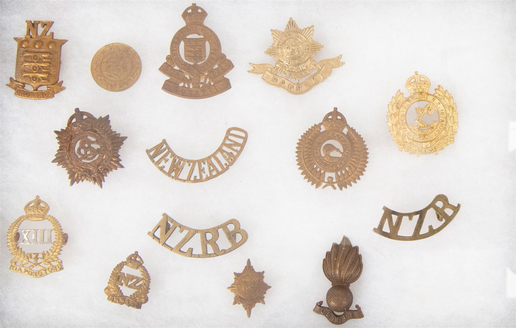 Fourteen New Zealand WWI and WWII cap badges | Militaria | 152958