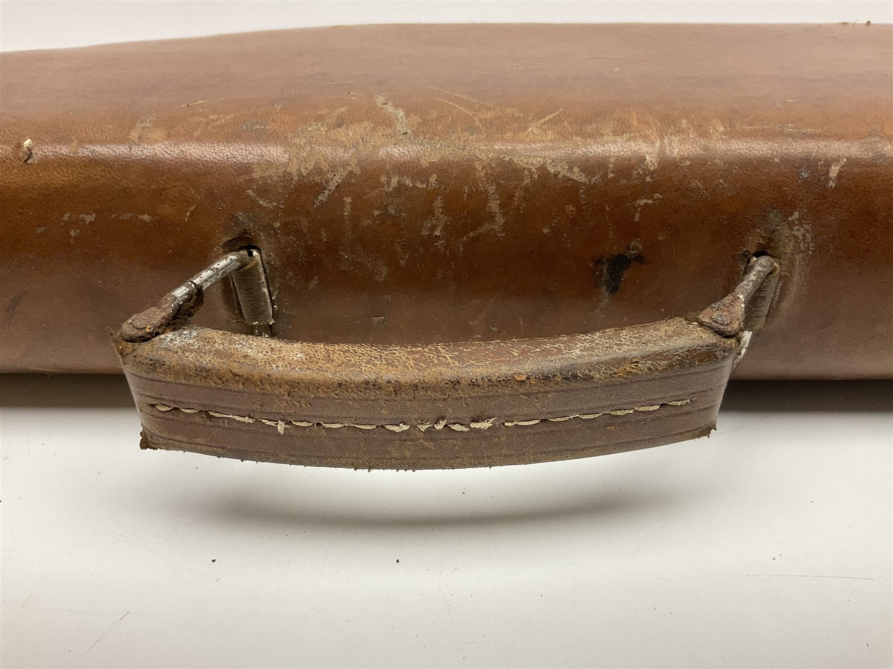 Leather leg-of-mutton shotgun case to accommodate 66cm (26") barrels ...