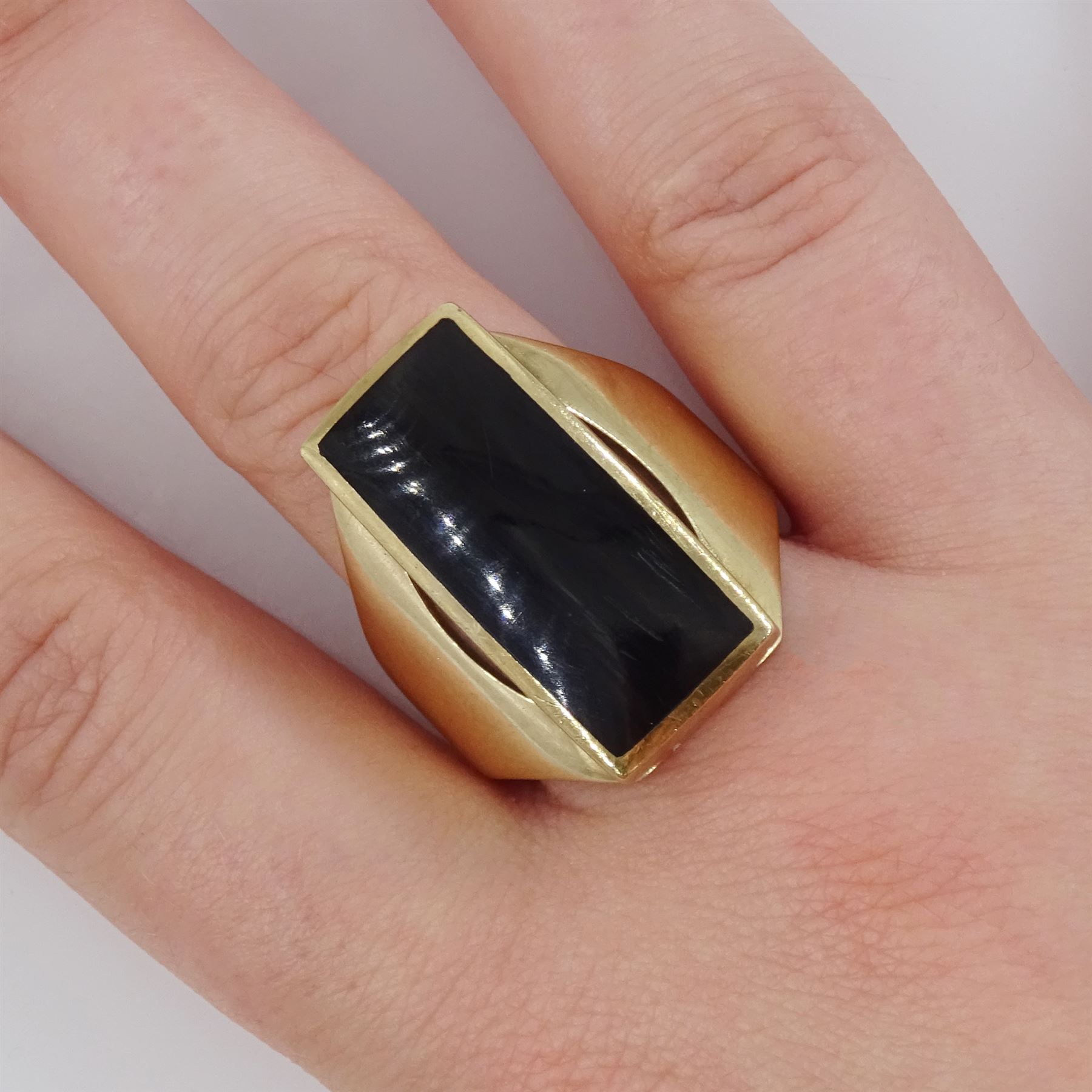 9ct gold Whitby jet ring | Jewellery | 155248