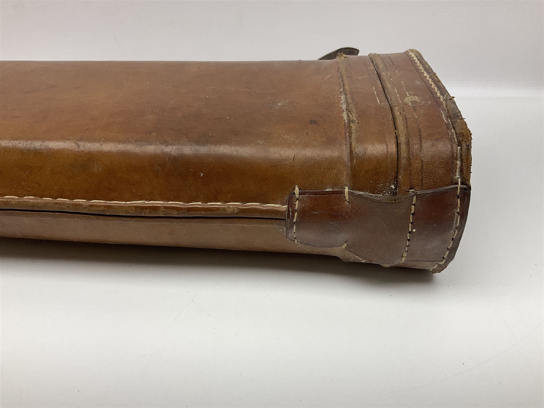 Leather leg-of-mutton shotgun case to accommodate 66cm (26") barrels ...