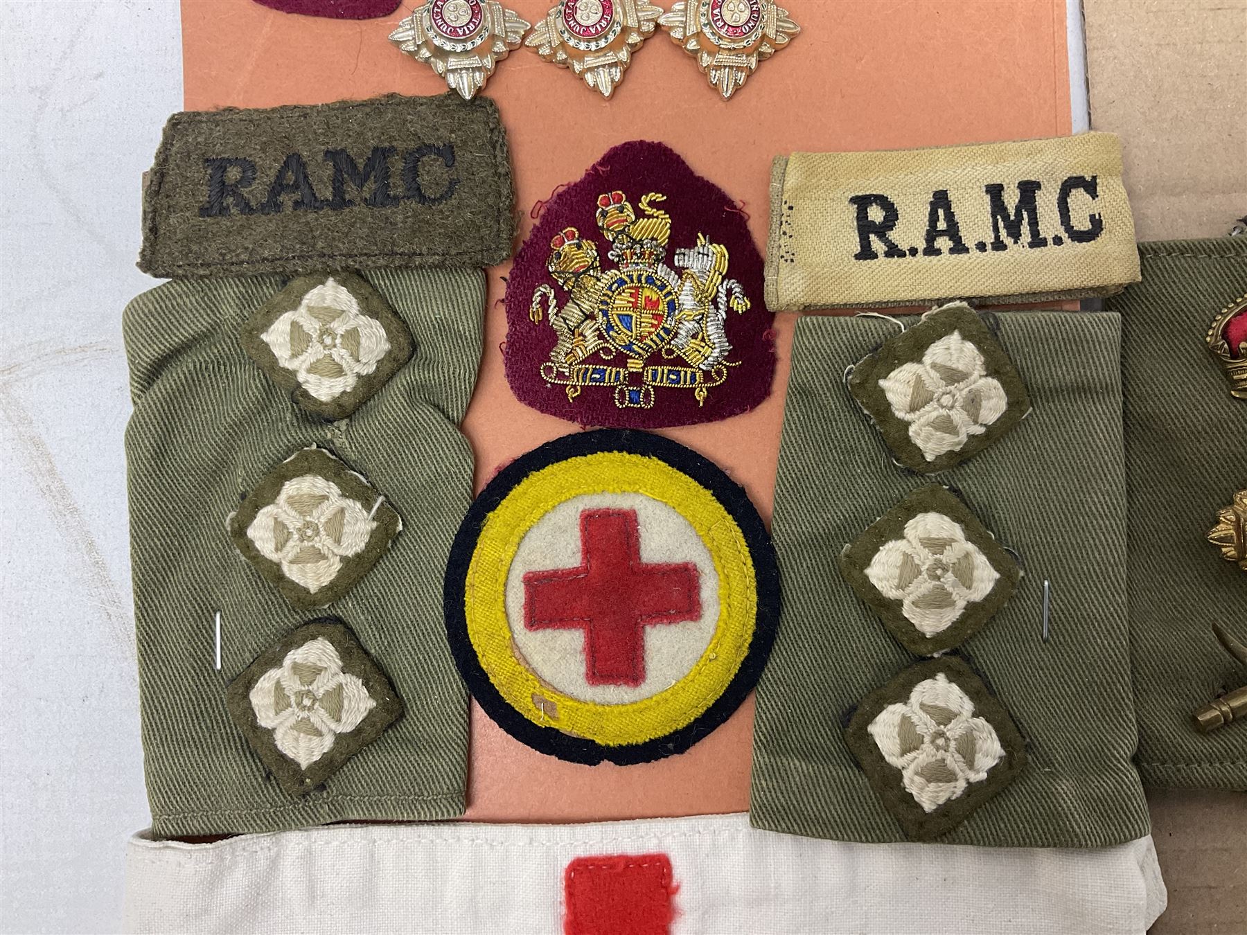 Quantity of WW1 and later RAMC and RSM cloth and metal | Militaria | 65485