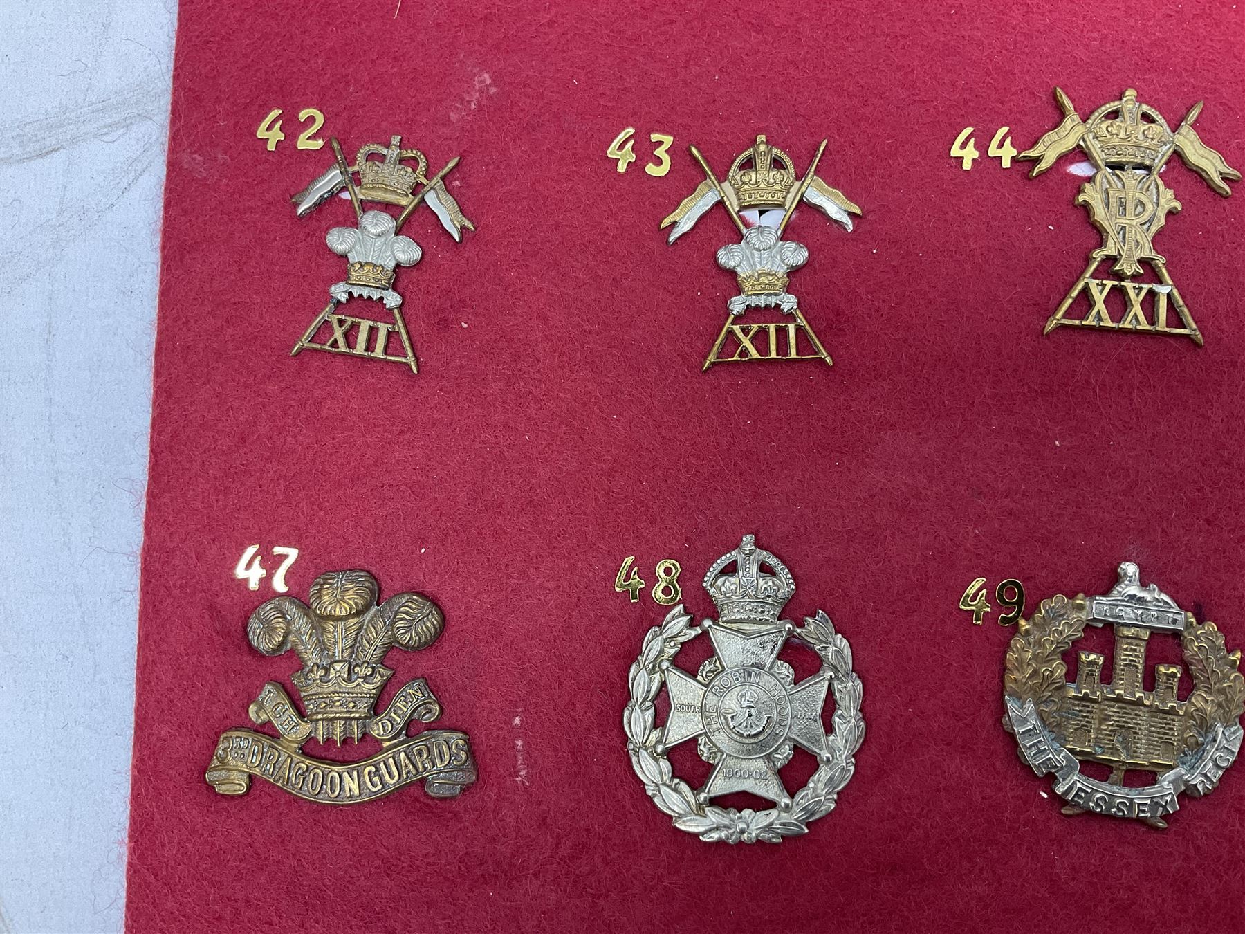 Thirty-two cap badges including Parachute Regiment | Militaria | 64650