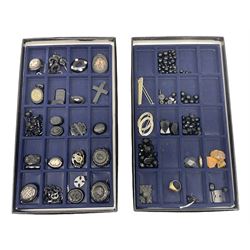 Collection of Victorian and later Whitby jet jewellery and oddments ...