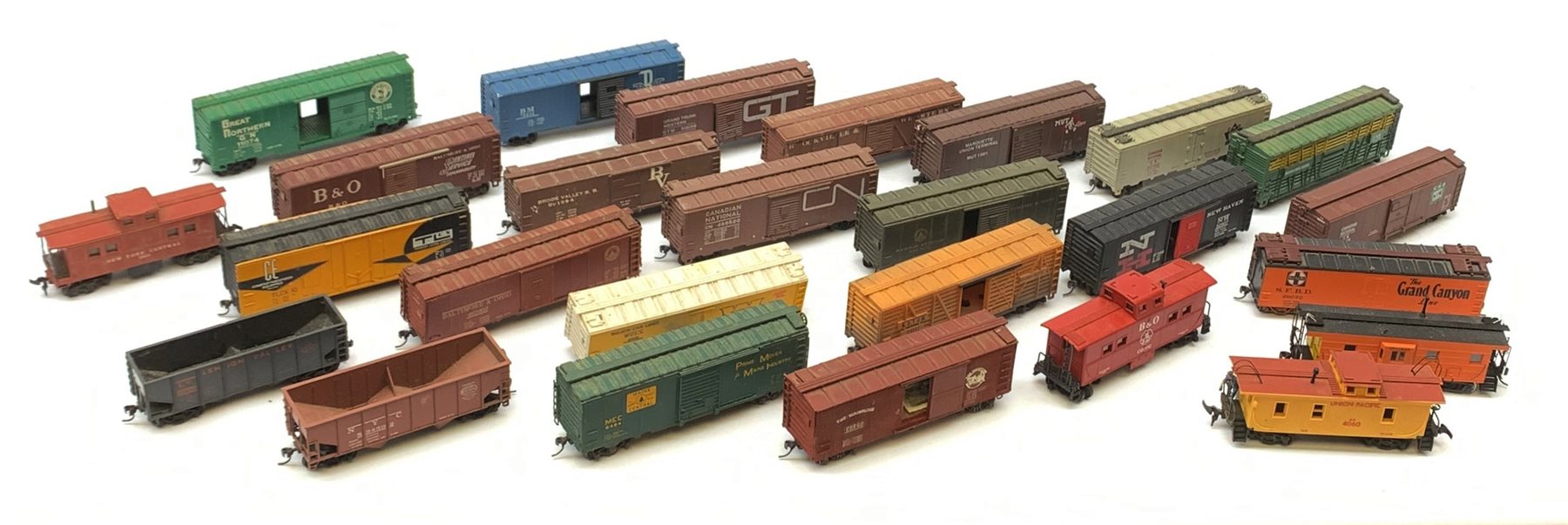 HO scale - twenty-six American goods wagons, predominantly kit-built ...