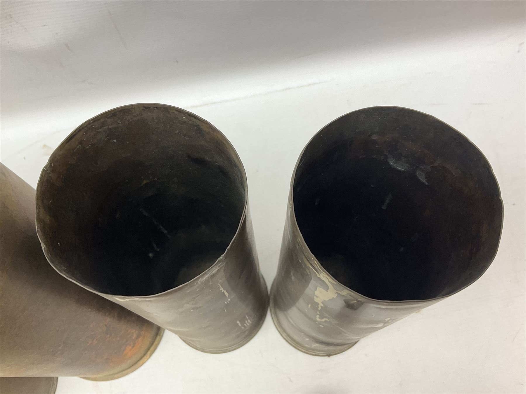 Eight WW1/WW2 and post-WW2 plain brass shell cases, tallest H37cm ...