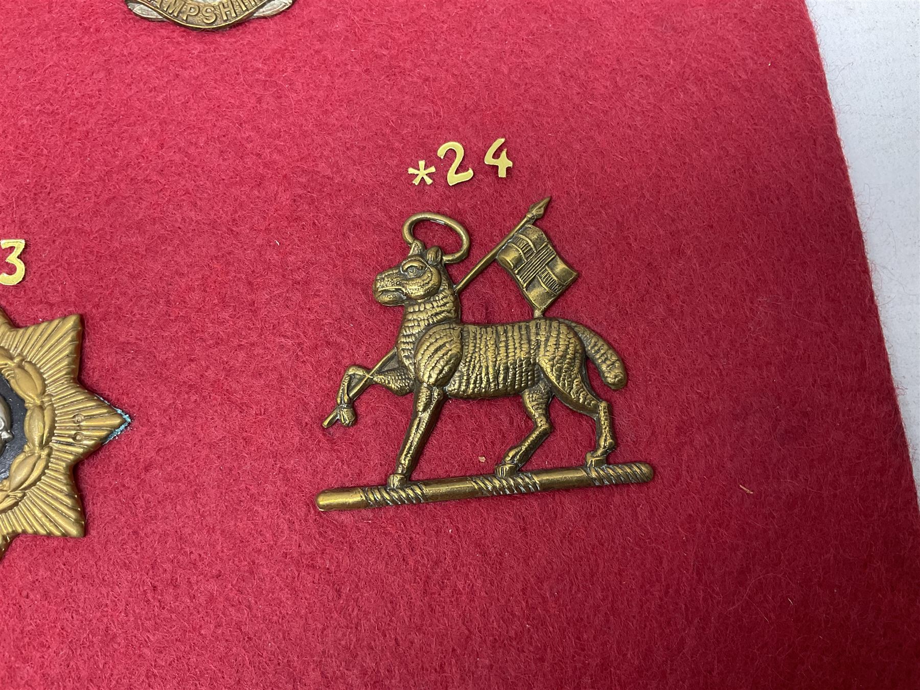 Thirty-two cap badges including Parachute Regiment | Militaria | 64650