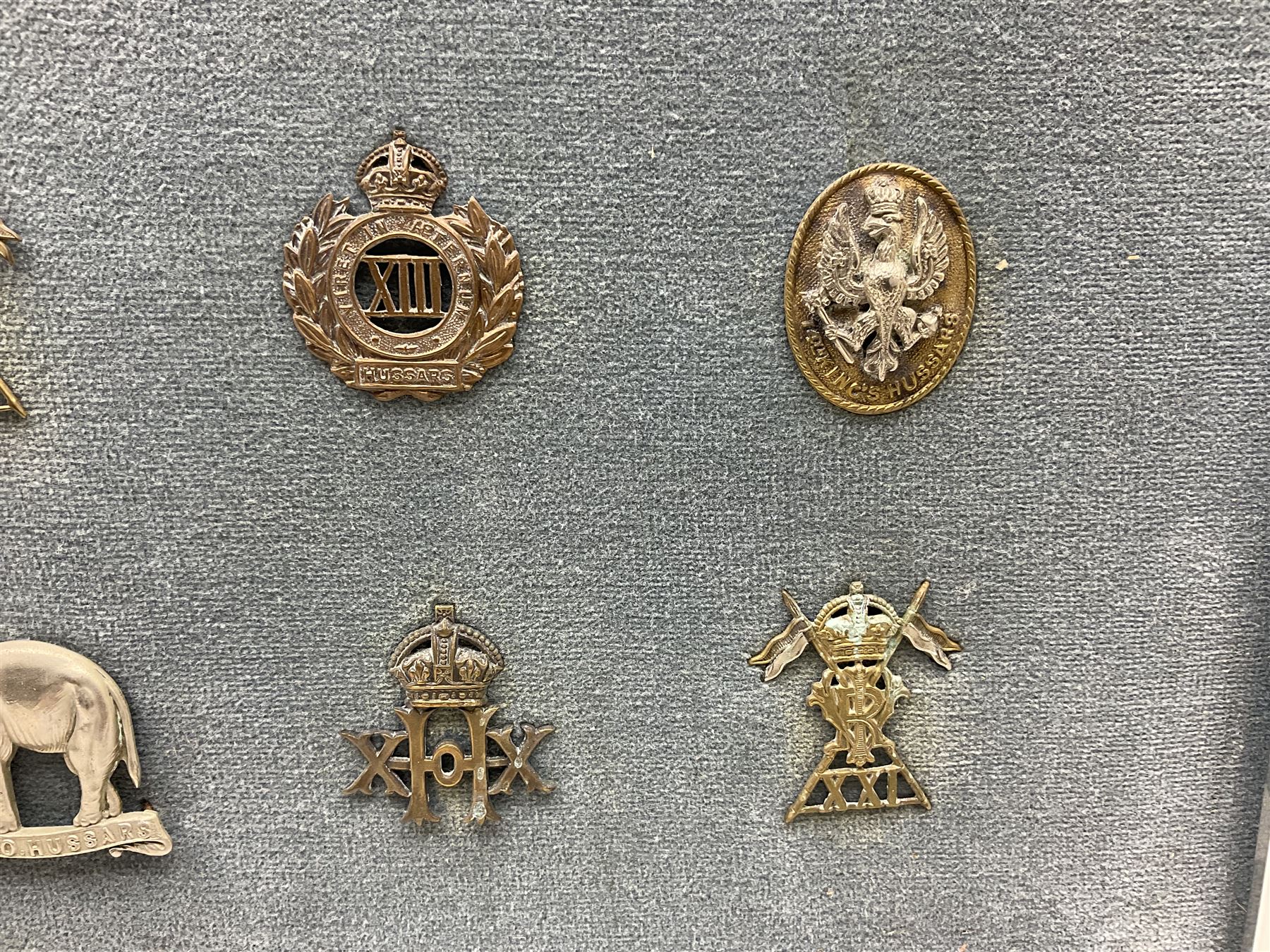 Twenty-eight cap badges for Hussars | Militaria | 64279