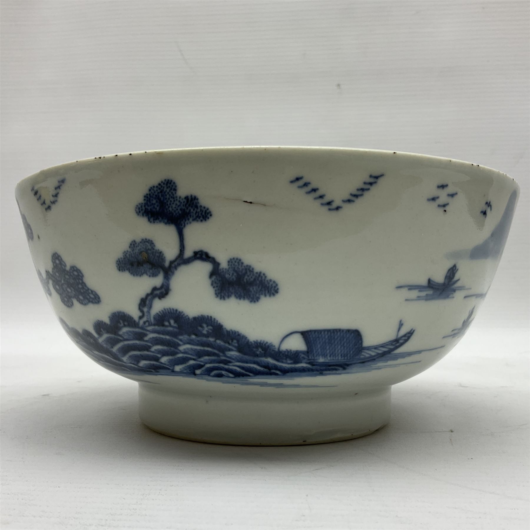 Late 18th century Chinese Export blue and white bowl painted landscape ...