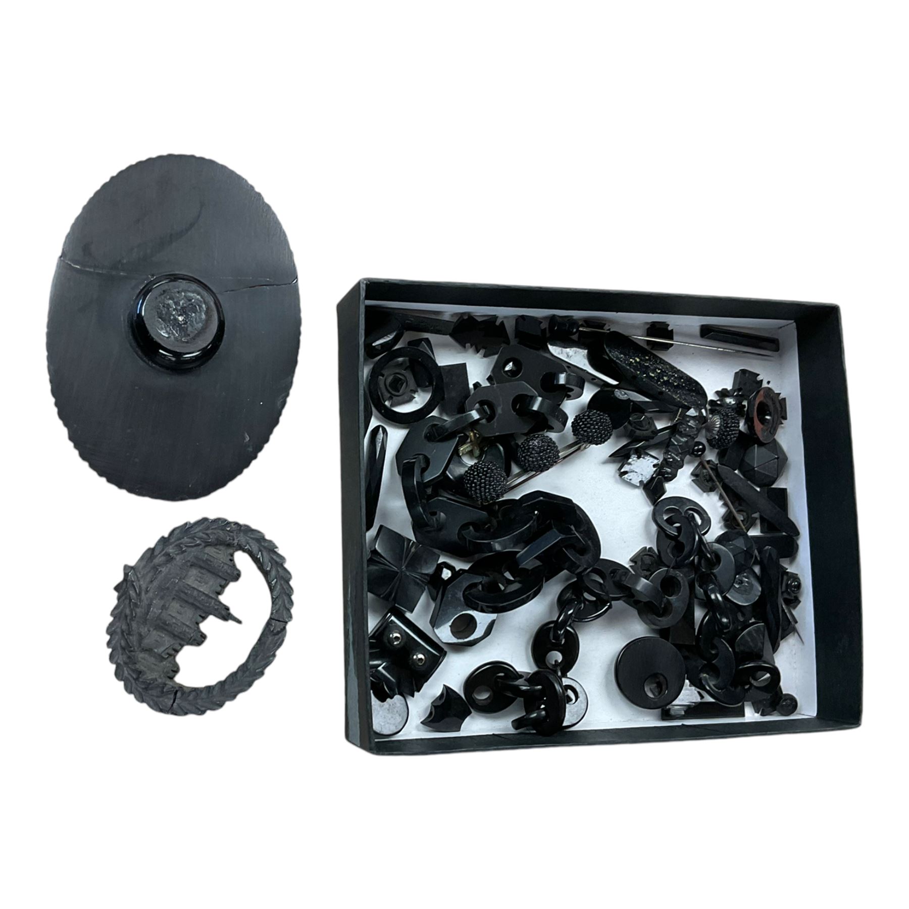 Quantity of jet and French jet jewellery oddments, beads and fragments ...