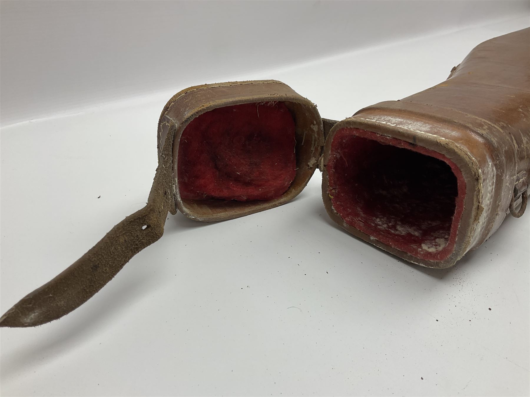 Leather leg-of-mutton shotgun case to accommodate 66cm (26") barrels ...