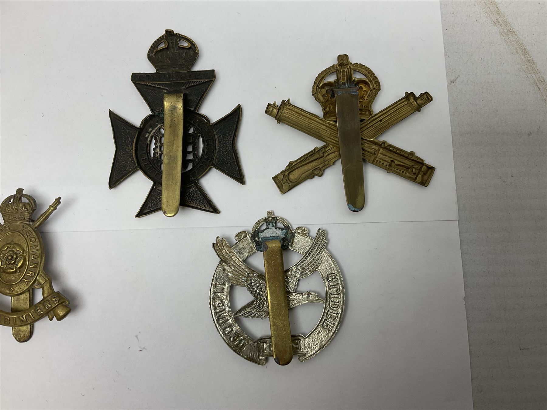 Twenty various cap badges including Rifle Brigade, Machine Gun Corps ...