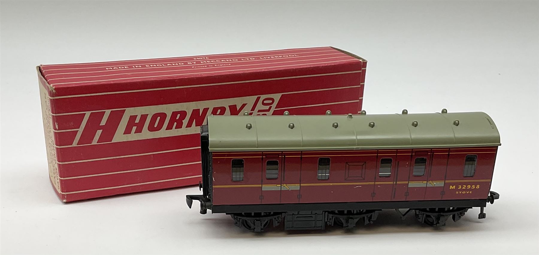 Hornby Dublo - 4076 Six- Wheeled Passenger Brake Van; and 4084 Suburban ...