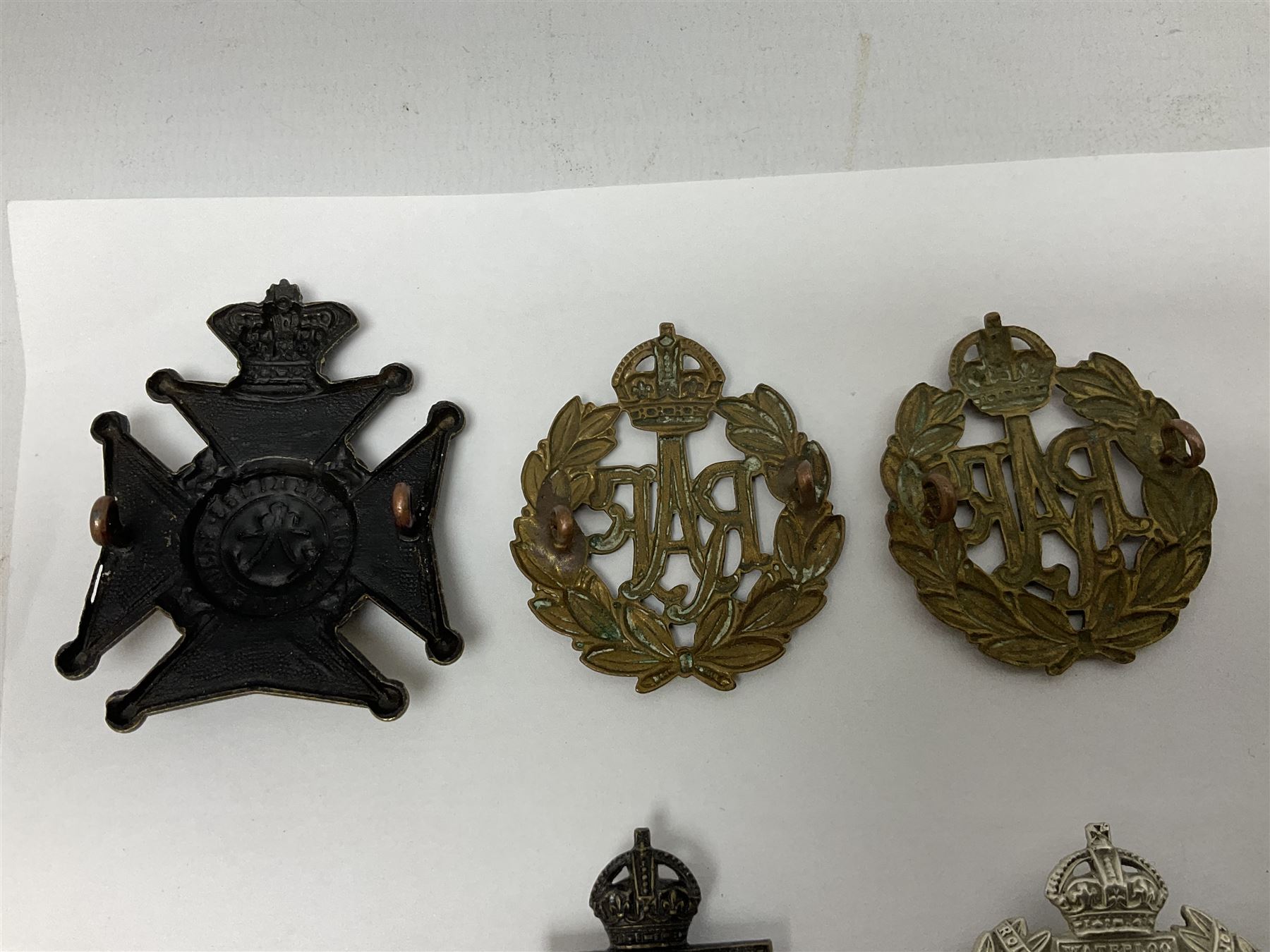 Twenty various cap badges including Rifle Brigade, Machine Gun Corps ...