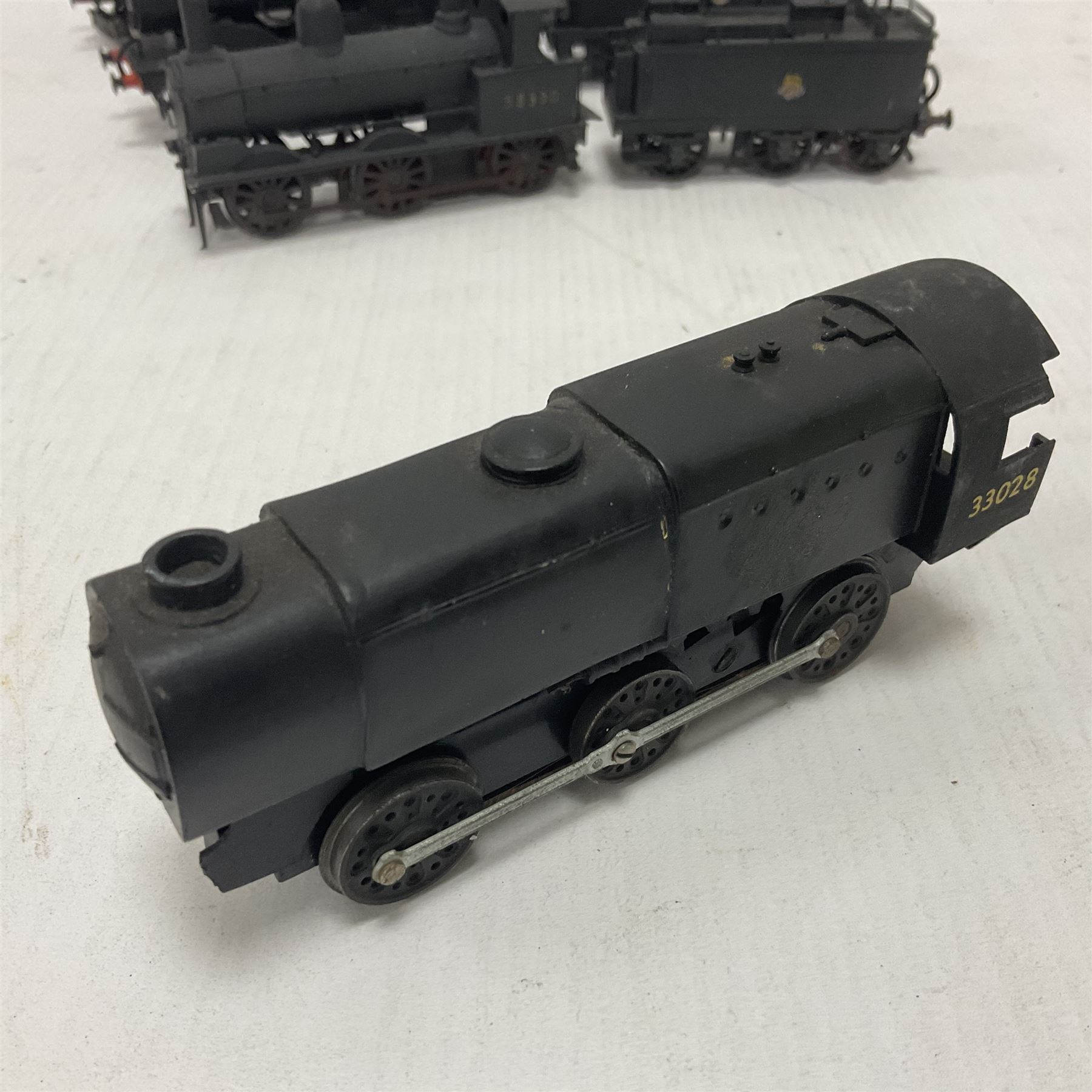 ‘00’ gauge - four kit built steam locomotives comprising Class Q1 0-6-0 ...