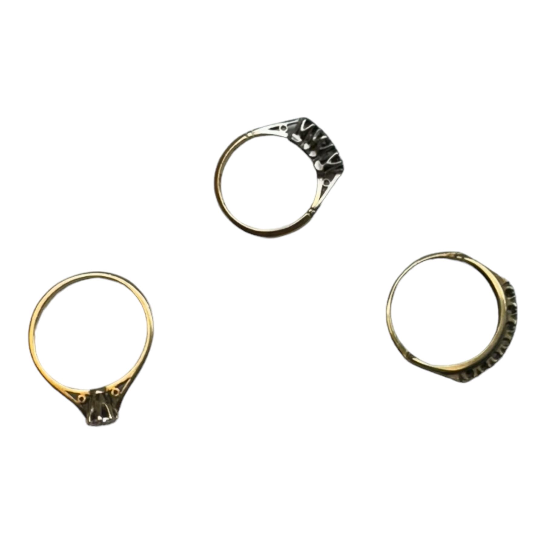 18ct gold three stone diamond chip ring | Jewellery | 104448