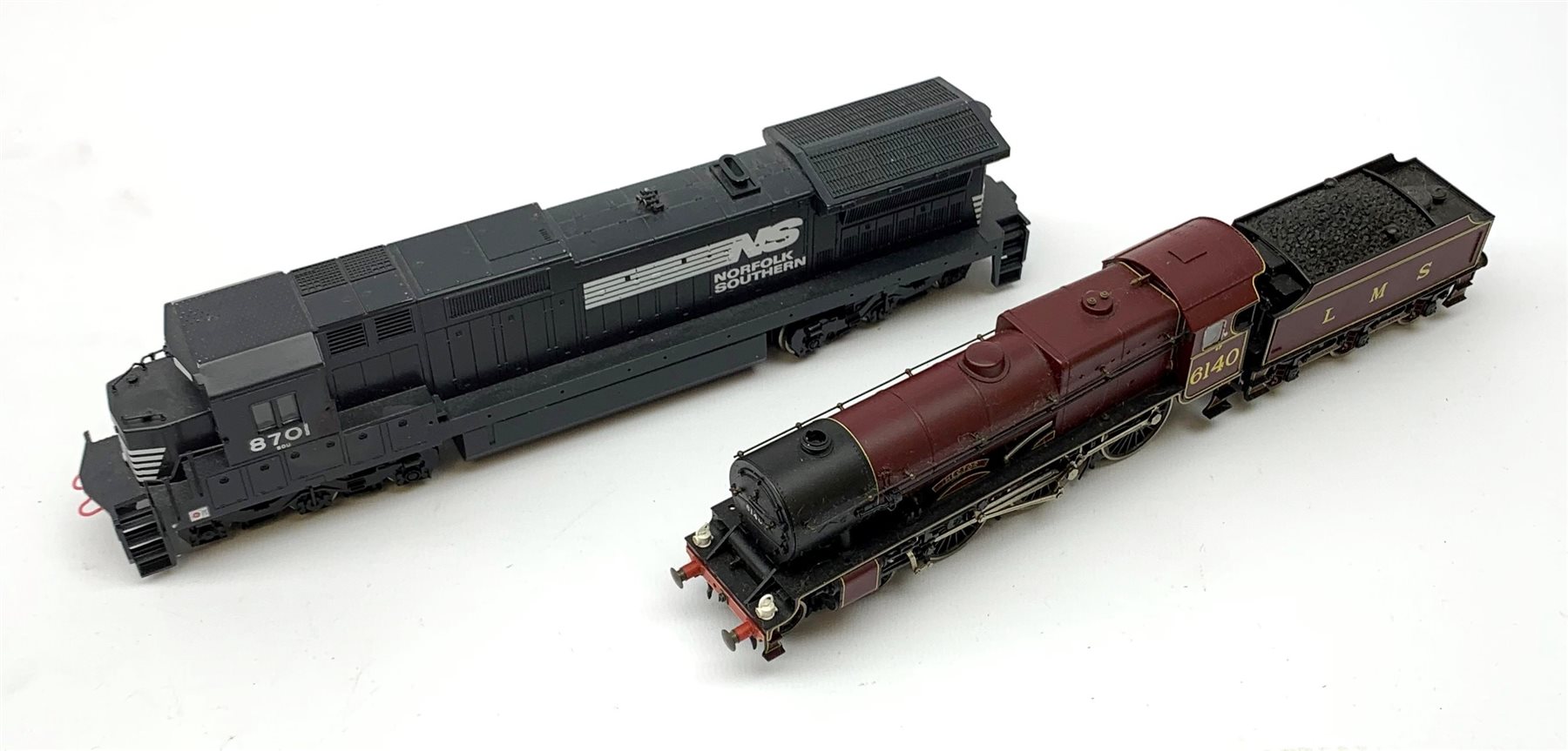 '00' gauge - Bachmann Spectrum Dash 8 40C locomotive No.8701; and ...