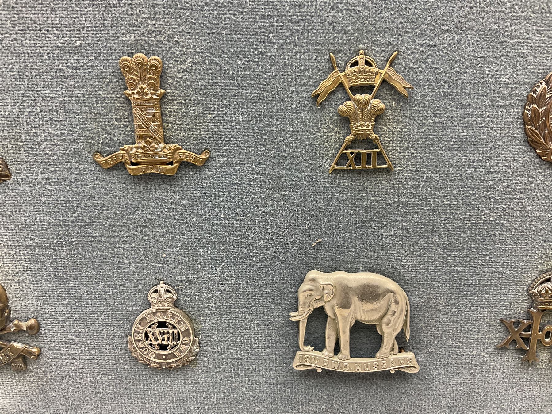 Twenty-eight cap badges for Hussars | Militaria | 64279