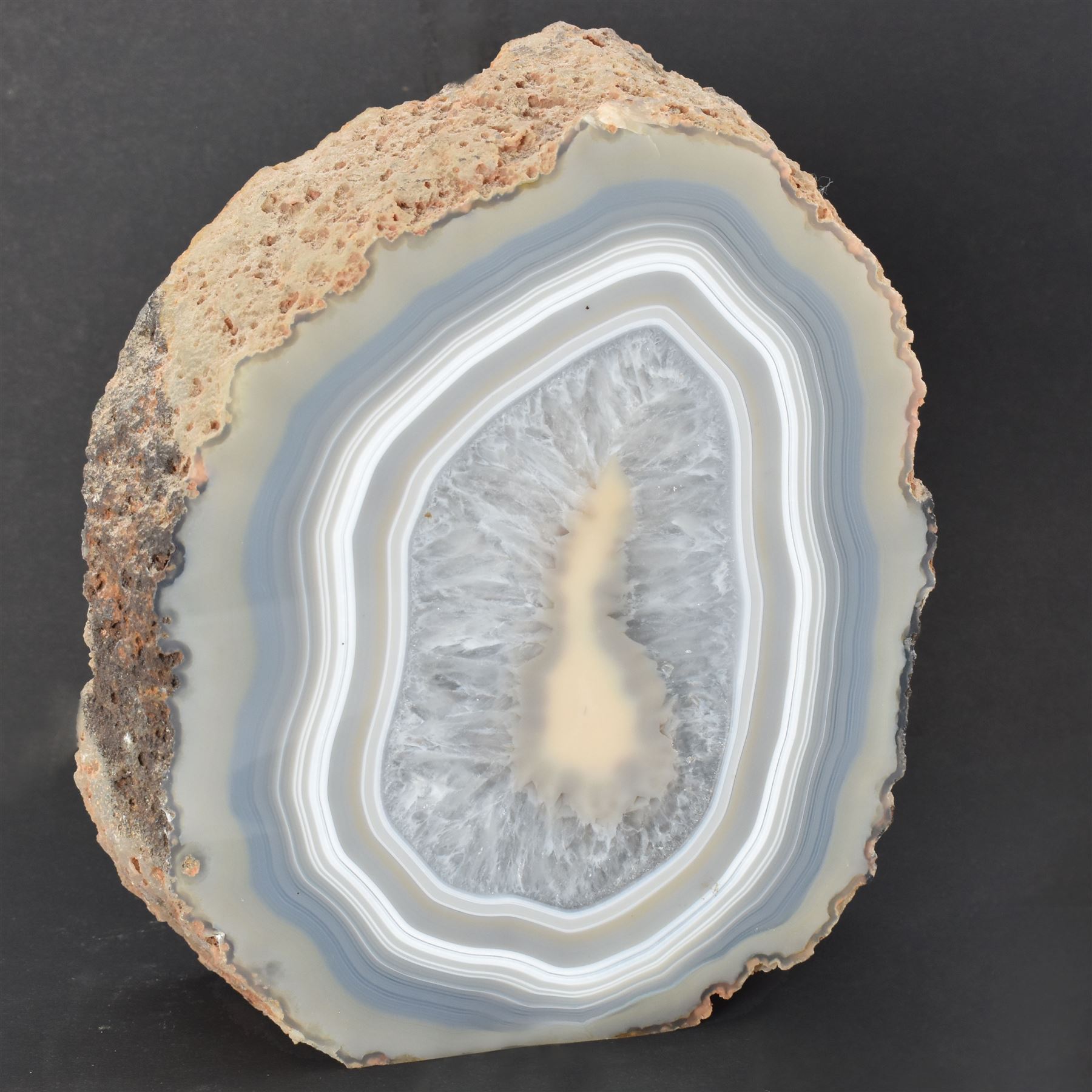 Polished agate geode with blue and white tones | Fossils, Minerals ...