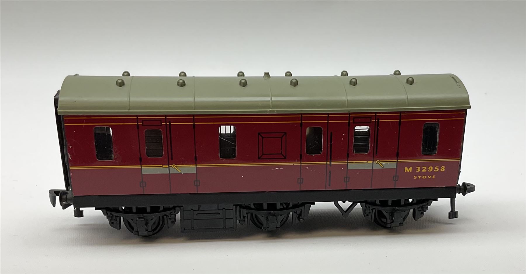 Hornby Dublo - 4076 Six- Wheeled Passenger Brake Van; and 4084 Suburban ...
