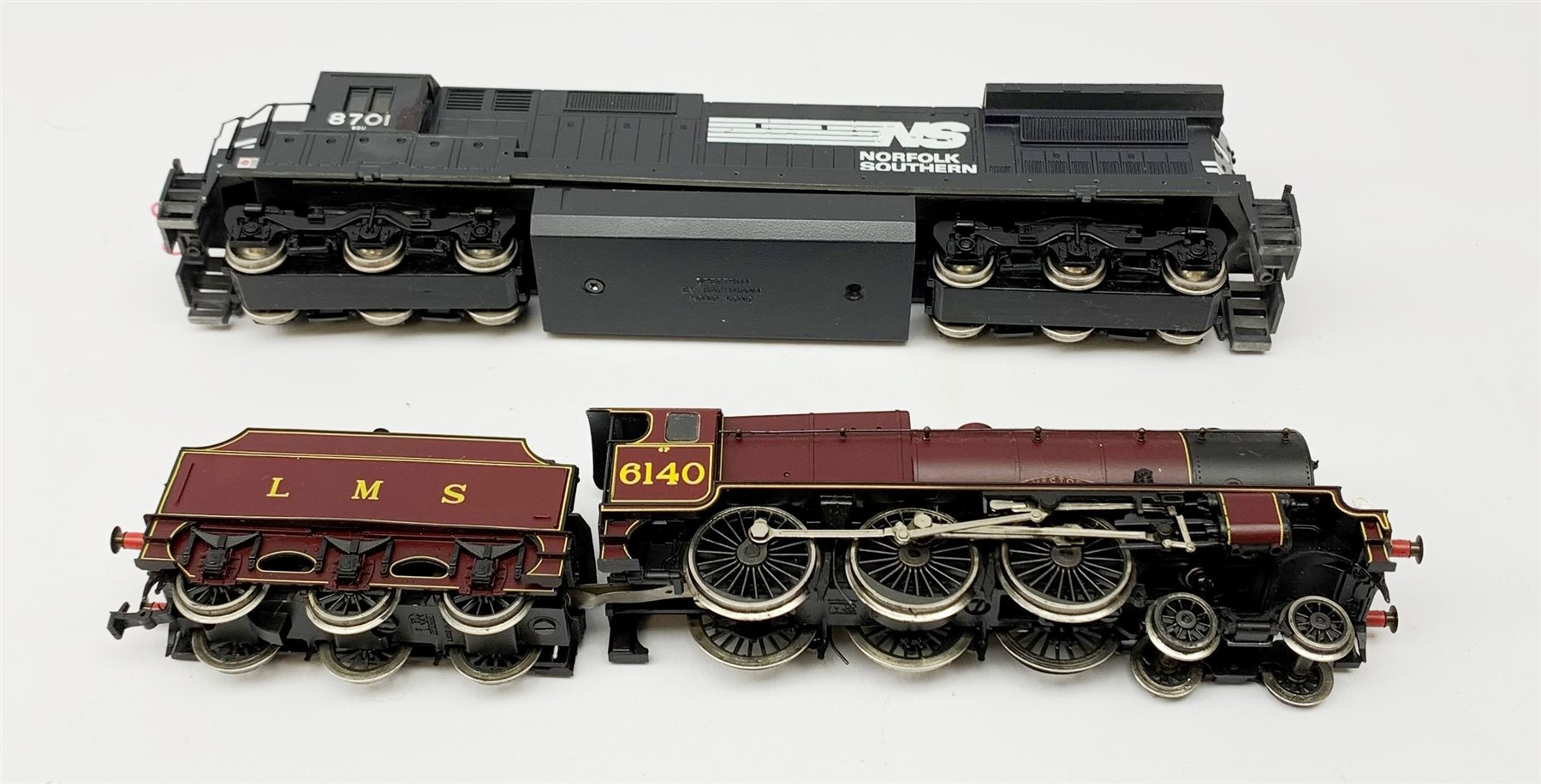 '00' gauge - Bachmann Spectrum Dash 8 40C locomotive No.8701; and ...
