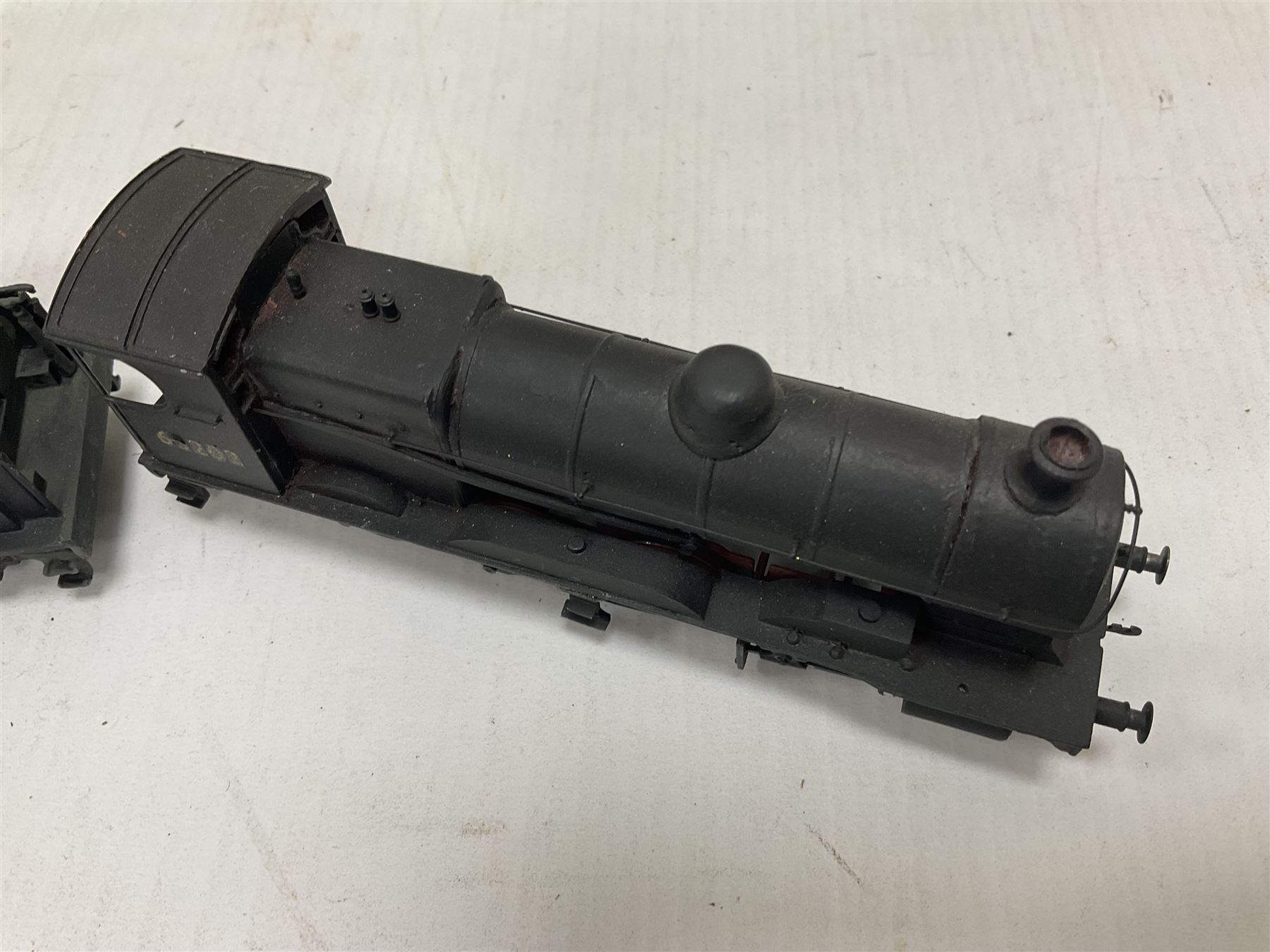 ‘00’ gauge - two kit built steam locomotives comprising GCR Class Q4 0 ...