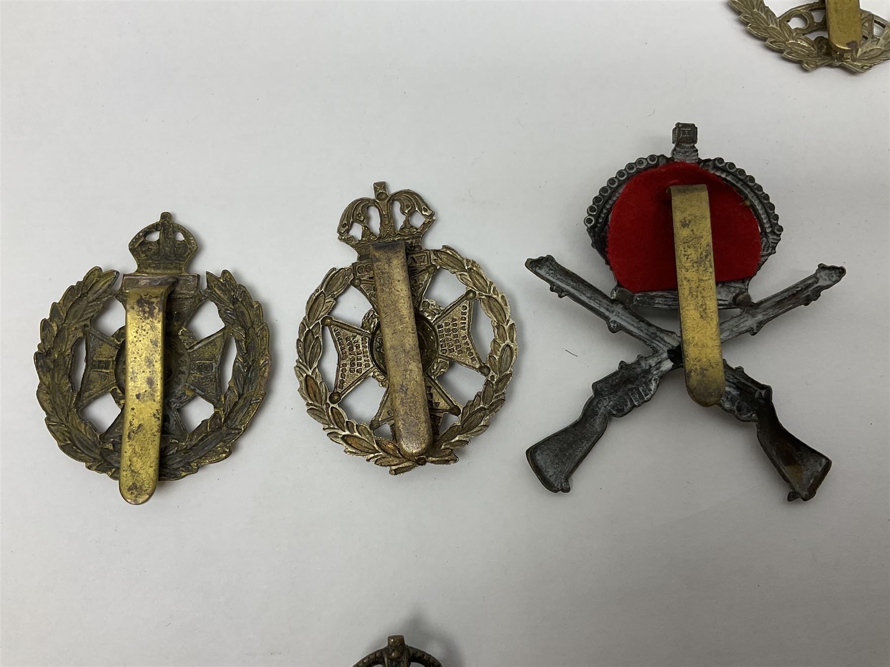 Twenty various cap badges including Rifle Brigade, Machine Gun Corps ...