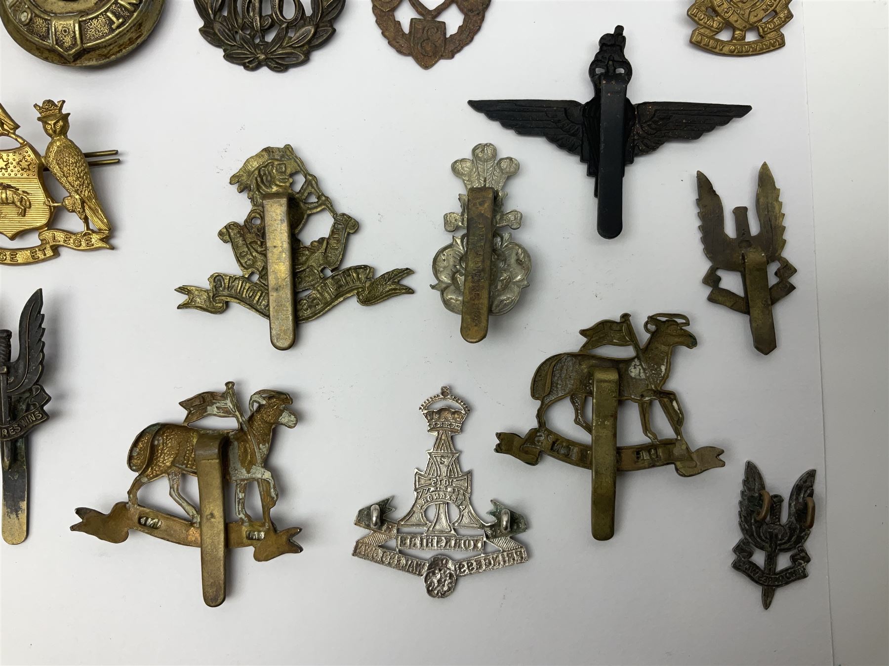 Over fifty metal cap badges and collar dogs including SAS | Militaria ...