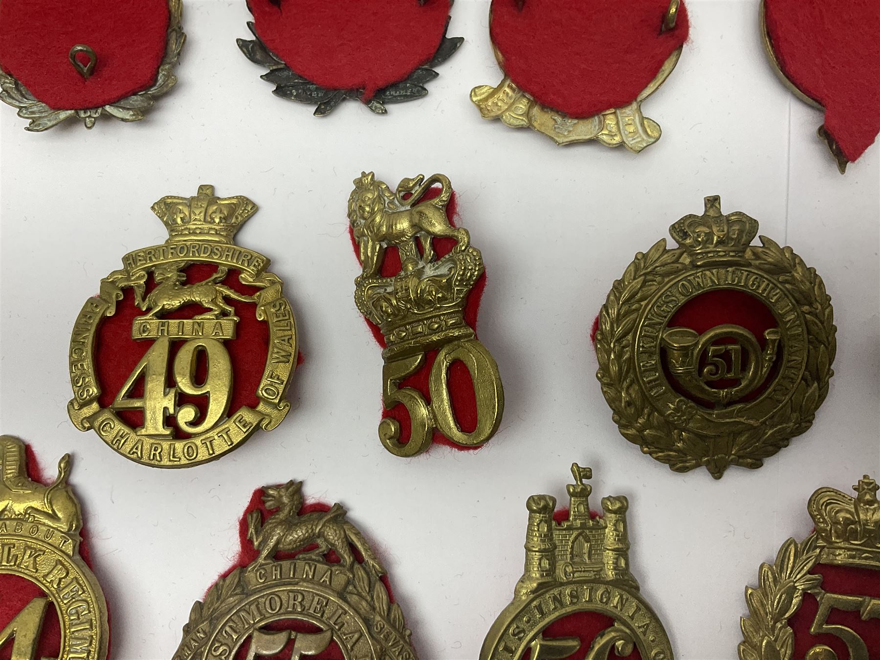Seventeen regimental cap badges | Militaria | 94346