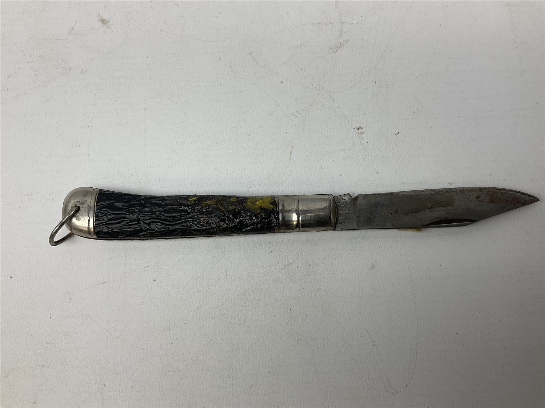 Thirty-two pocket knives including single blade example marked Mastabar ...